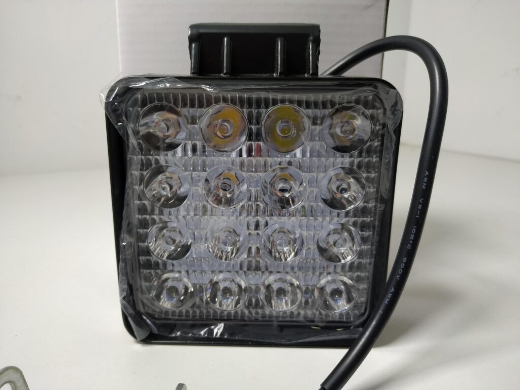 FARO LED CUADRADO UNIVERSAL 12V/24V 16 LEDS 3W - 3D Repuestos